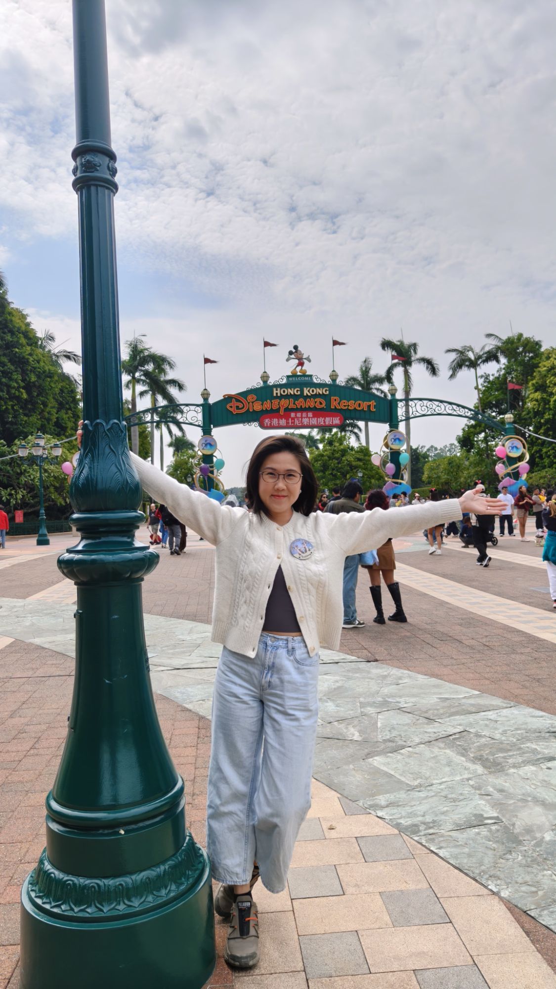 Disney Day 2: Rides, Characters & a Night of Magic – Ashes in the Light